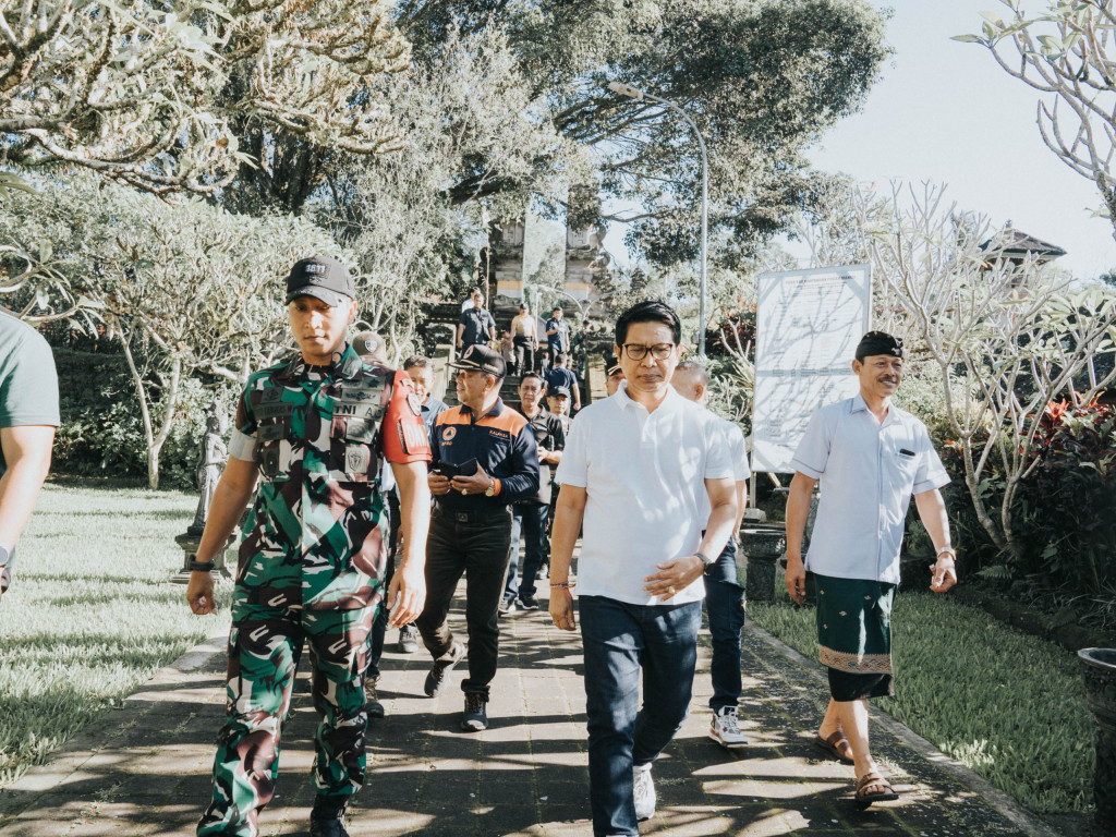 Bupati Wayan Adi Arnawa Tanam Pohon di Penataran Agung Pura Puncak ...